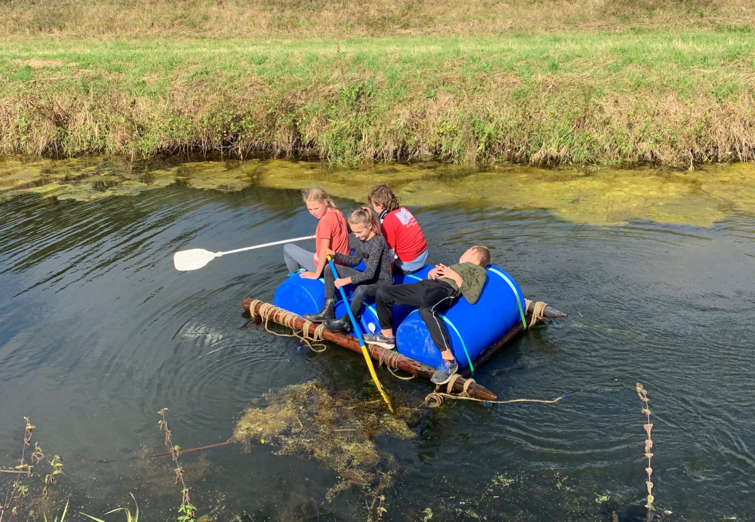 Leerlingen Tormijnschool Noordijk varen met een zelfgebouwd vlot