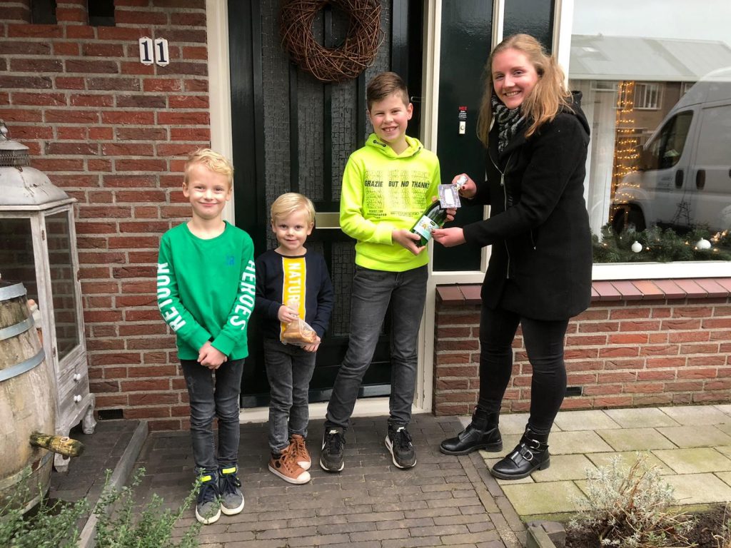 Kinderen IKC Op d'n Esch vinden traktatie voor de deur