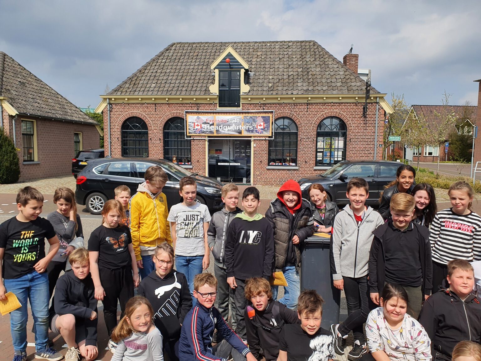 Leerlingen Dr. Ariëns Daltonschool lopen panelen route door Neede