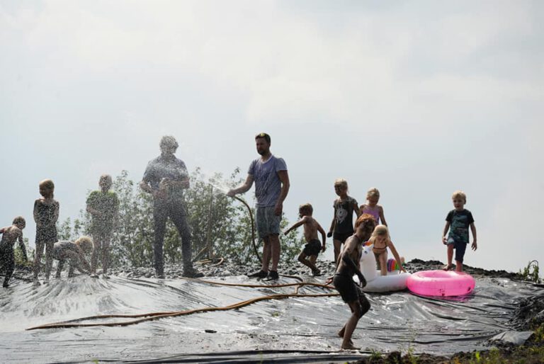 180 kinderen genieten van zonnige 'Modderdag' Buurtverening De Bruil