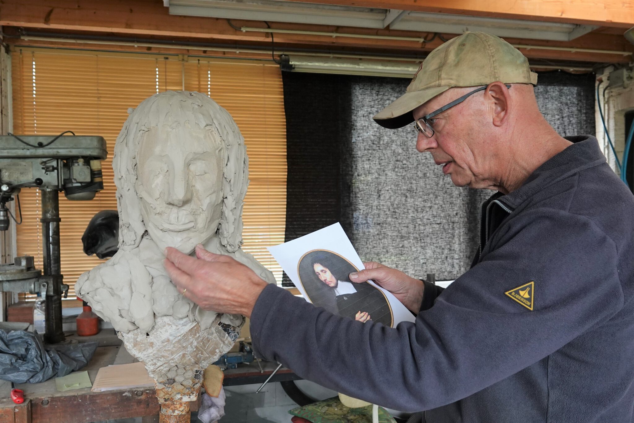 Hans Keuper onthult borstbeeld van Willem Sluiter in Neede