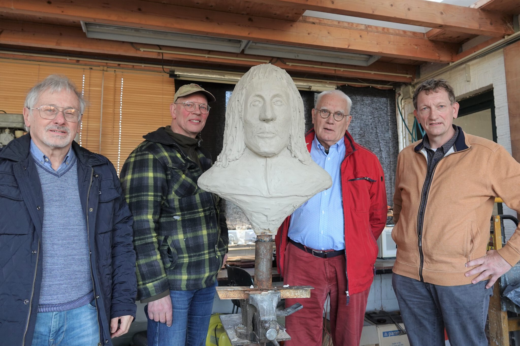 Hans Keuper onthult borstbeeld van Willem Sluiter in Neede