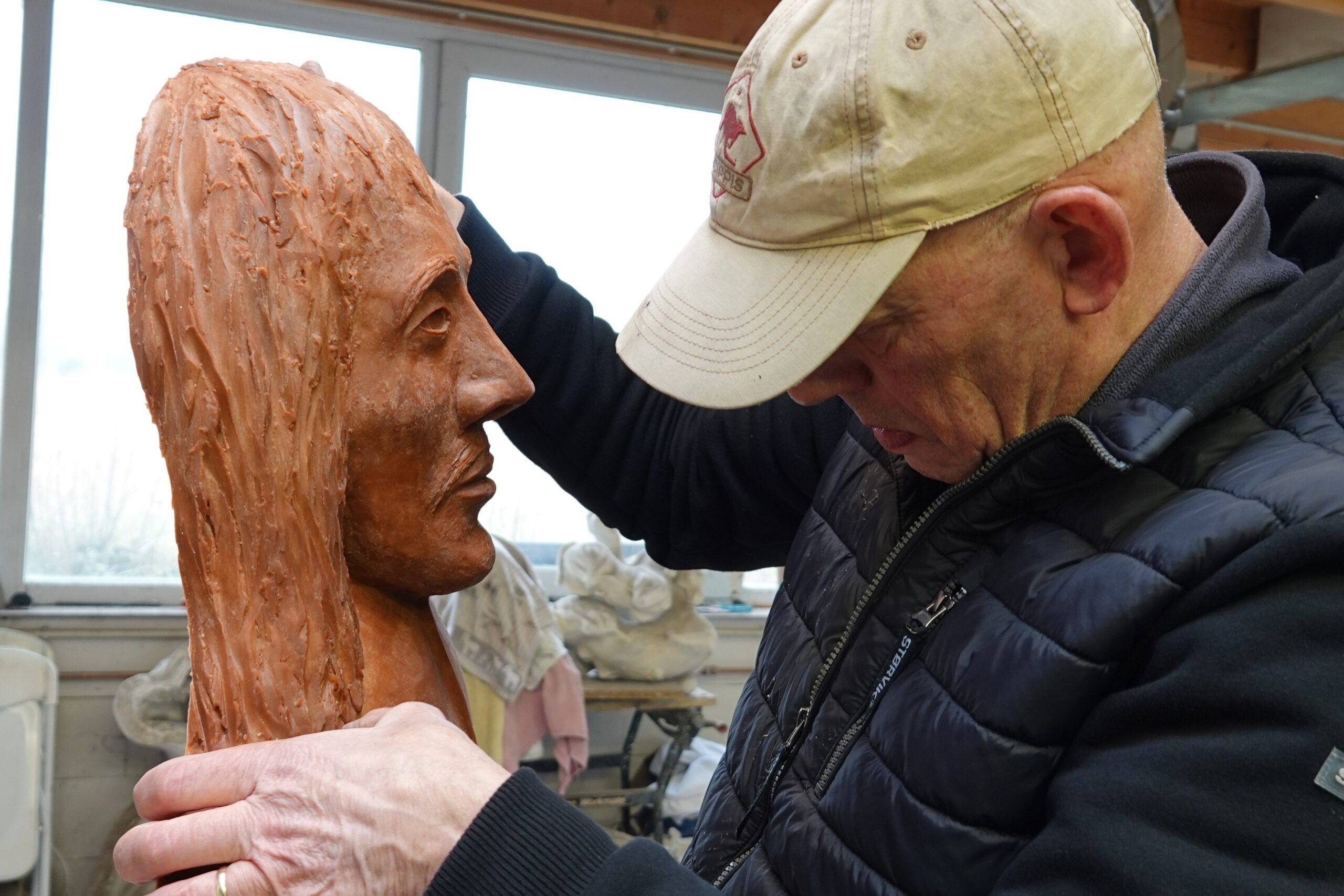 Hans Keuper onthult borstbeeld van Willem Sluiter in Neede