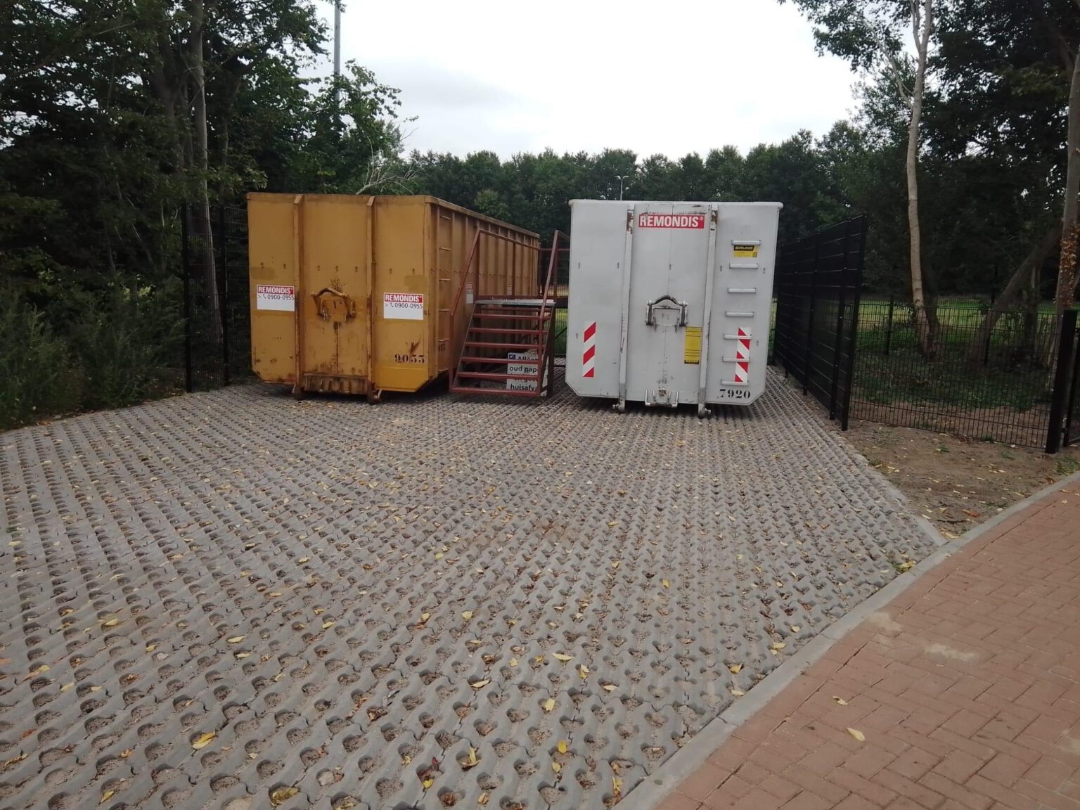 Papiercontainers vanaf nu bij de nieuwe ingang van v.v. Reünie