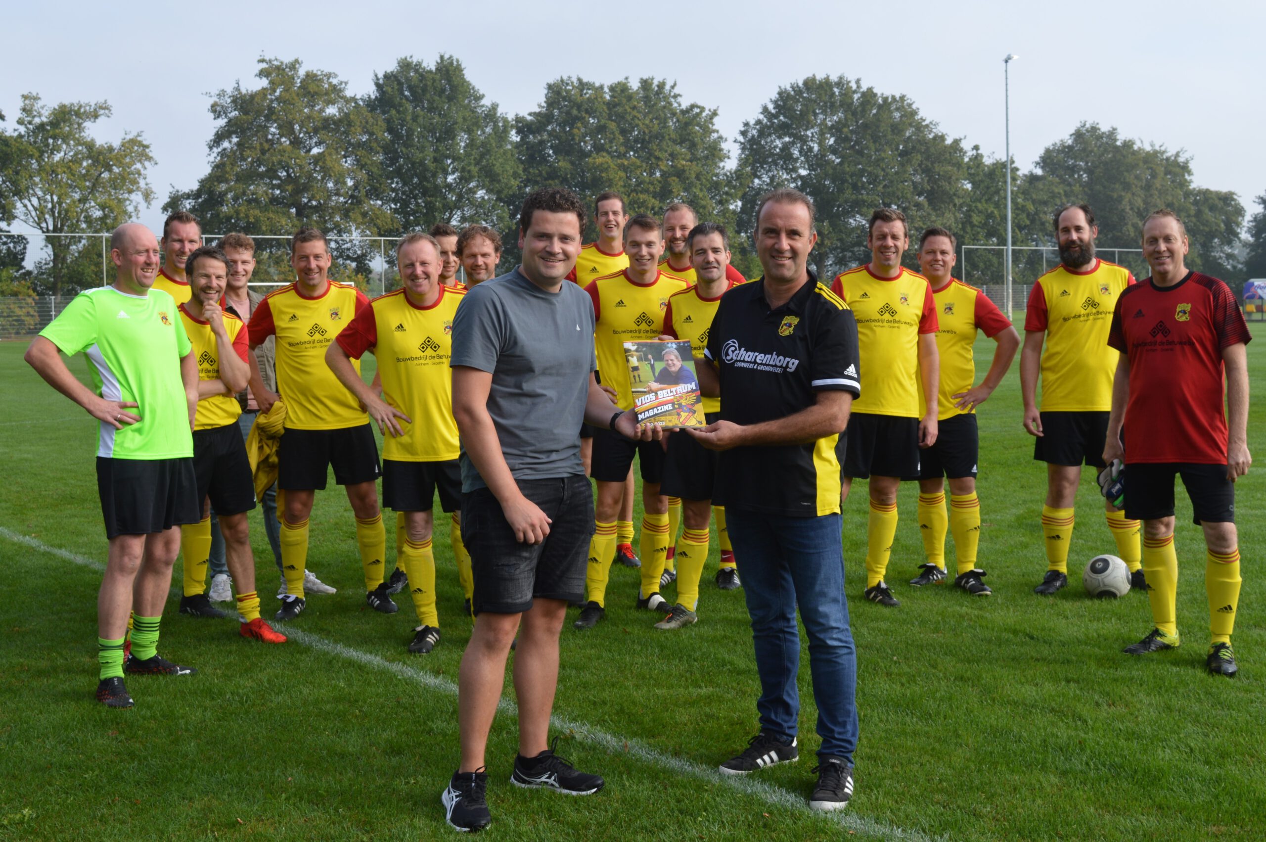 Rob Huttert ontvangt eerste VIOS-magazine