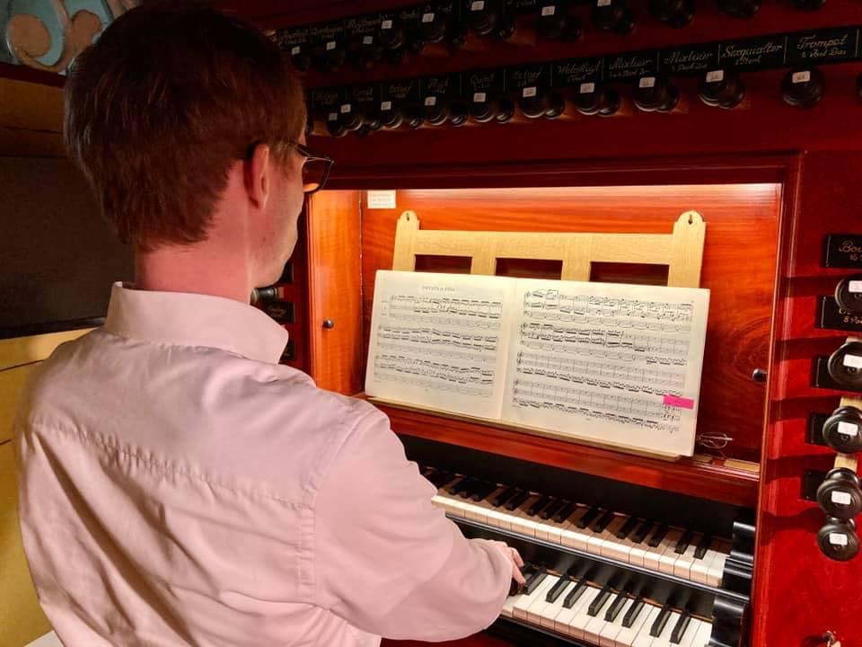 Gert van Hoef speelt in de Grote Kerk van Neede
