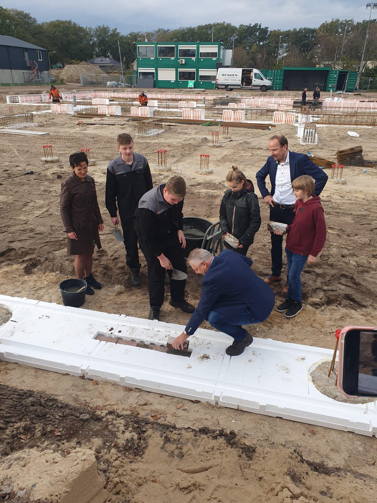 Wethouder start bouw nieuwe school Staring College in Borculo