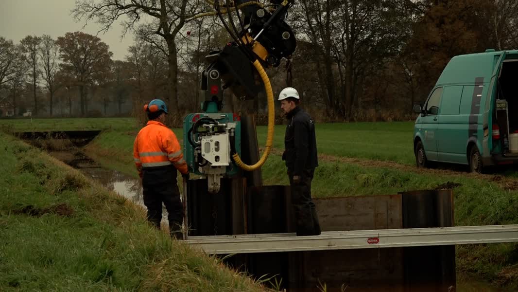 Boer Bennie Weiden uit Beltrum ontvangt tweehonderdste droogtestuw