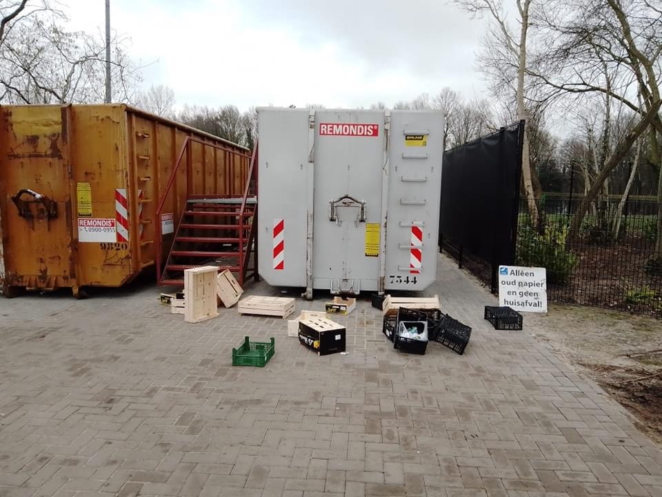 Opnieuw afval in de oudpapier container bij Reünie