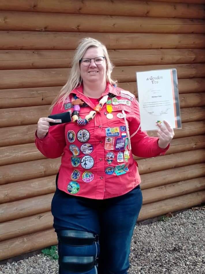 Monique Bats krijgt ‘Gouden Vos’ van Scouting Neede
