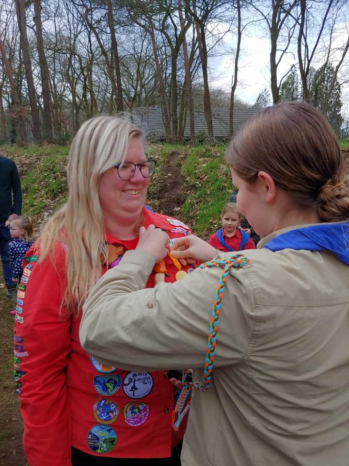 Monique Bats krijgt ‘Gouden Vos’ van Scouting Neede