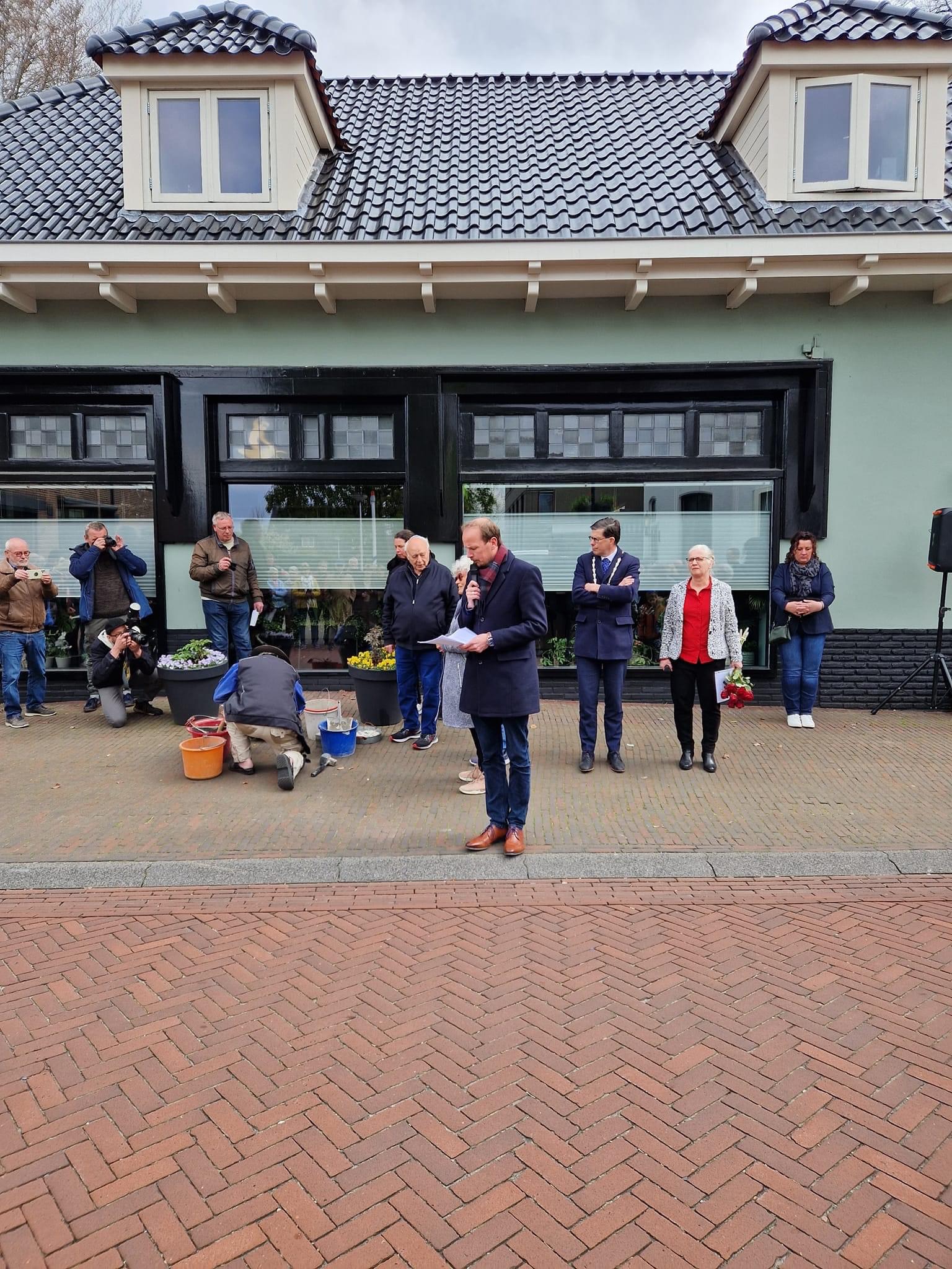 Burgemeester Joost van Oostrum aanwezig bij legging stolpersteine in ...
