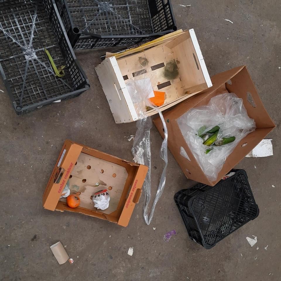 Altijd nog afval in oudpapier containers bij v.v. Reünie
