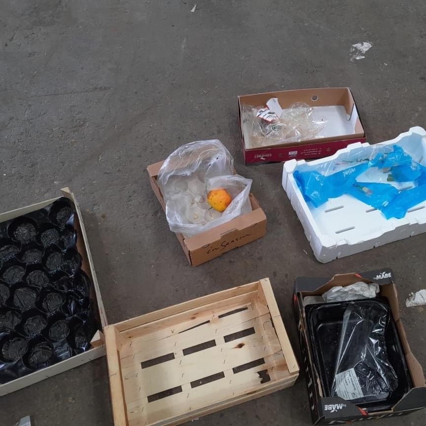Altijd nog afval in oudpapier containers bij v.v. Reünie