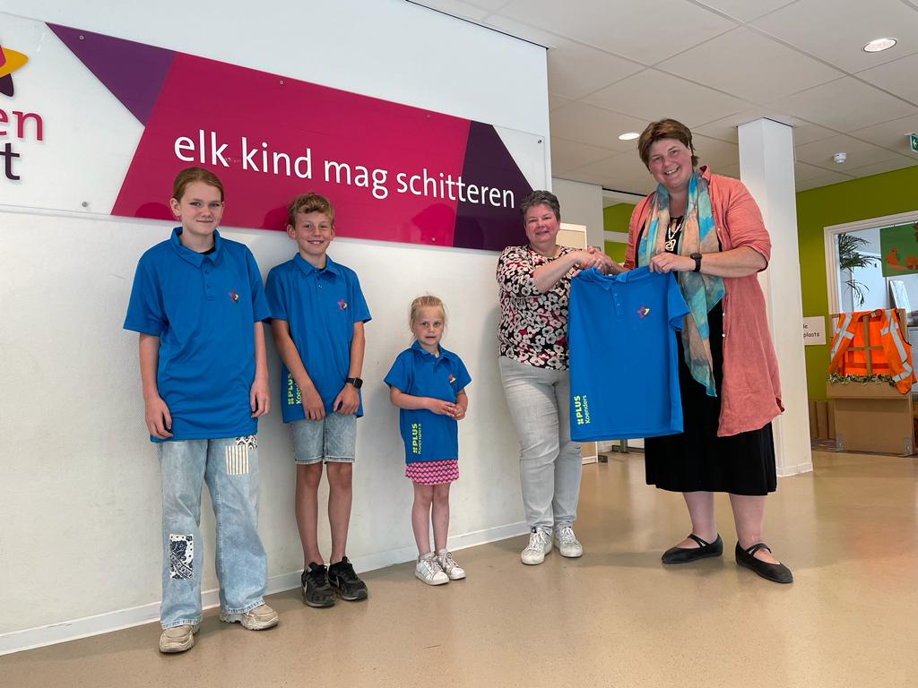 Kinderen van IKC Het Sterrenpalet Eibergen in nieuwe shirts
