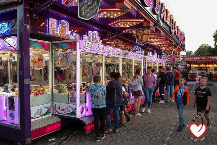 Kermis tijdens Septemberfeest Borculo op de parkeerplaats van het ...