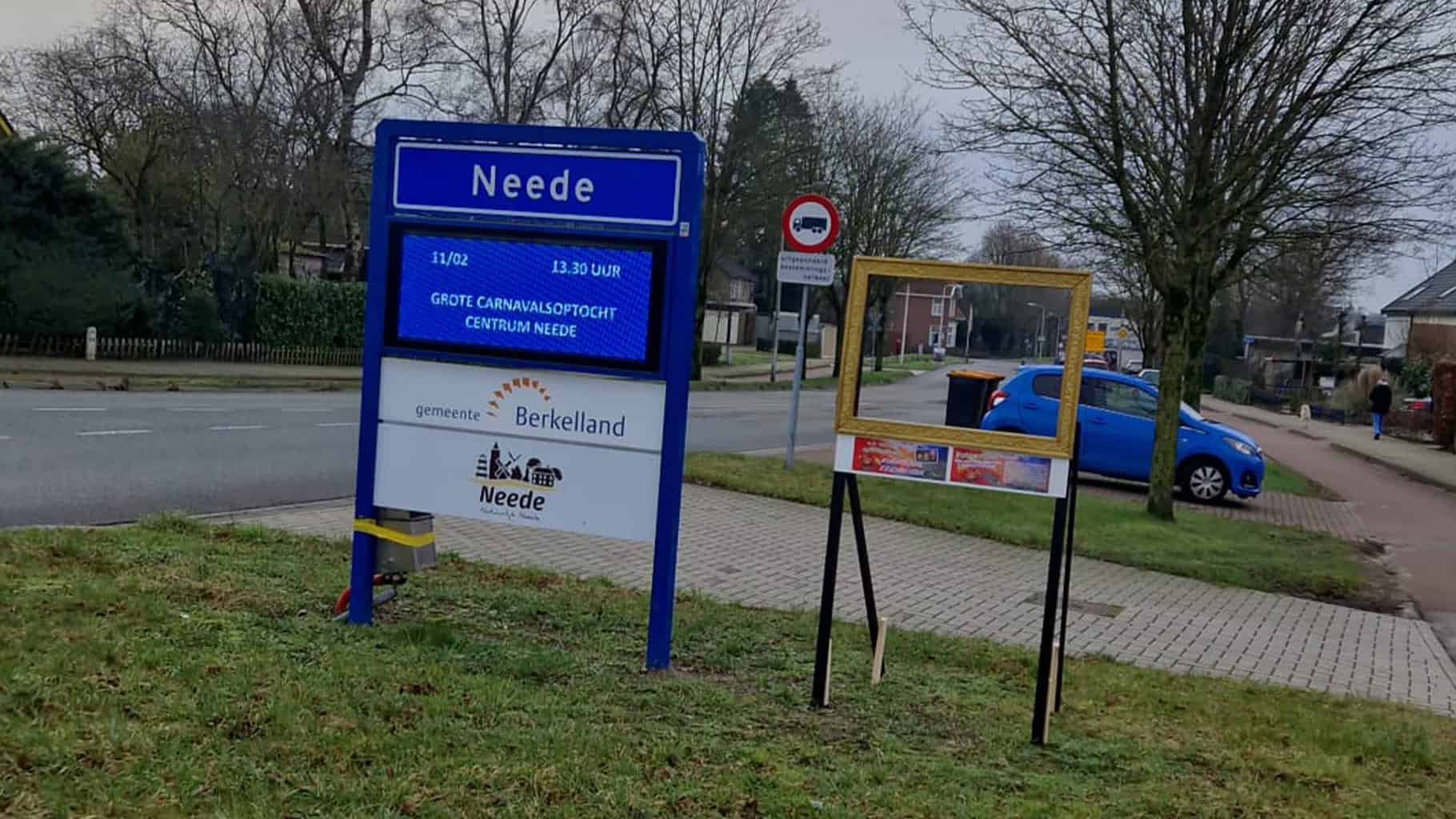 Carnavalsclub Lochuizen plaatst fotolijsten rond Neede
