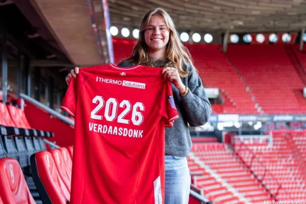 Suus Verdaasdonk uit Eibergen tekent meerjarig contract bij FC Twente ...