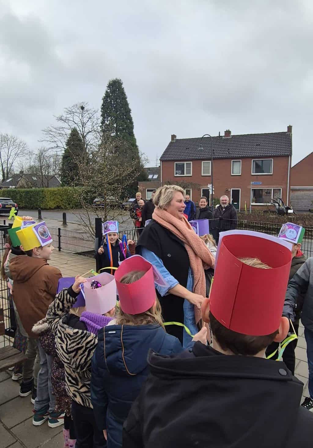 Roos Heusinkveld 25 jaar 'juffrouw' op de G.A. van de Lugtschool in ...