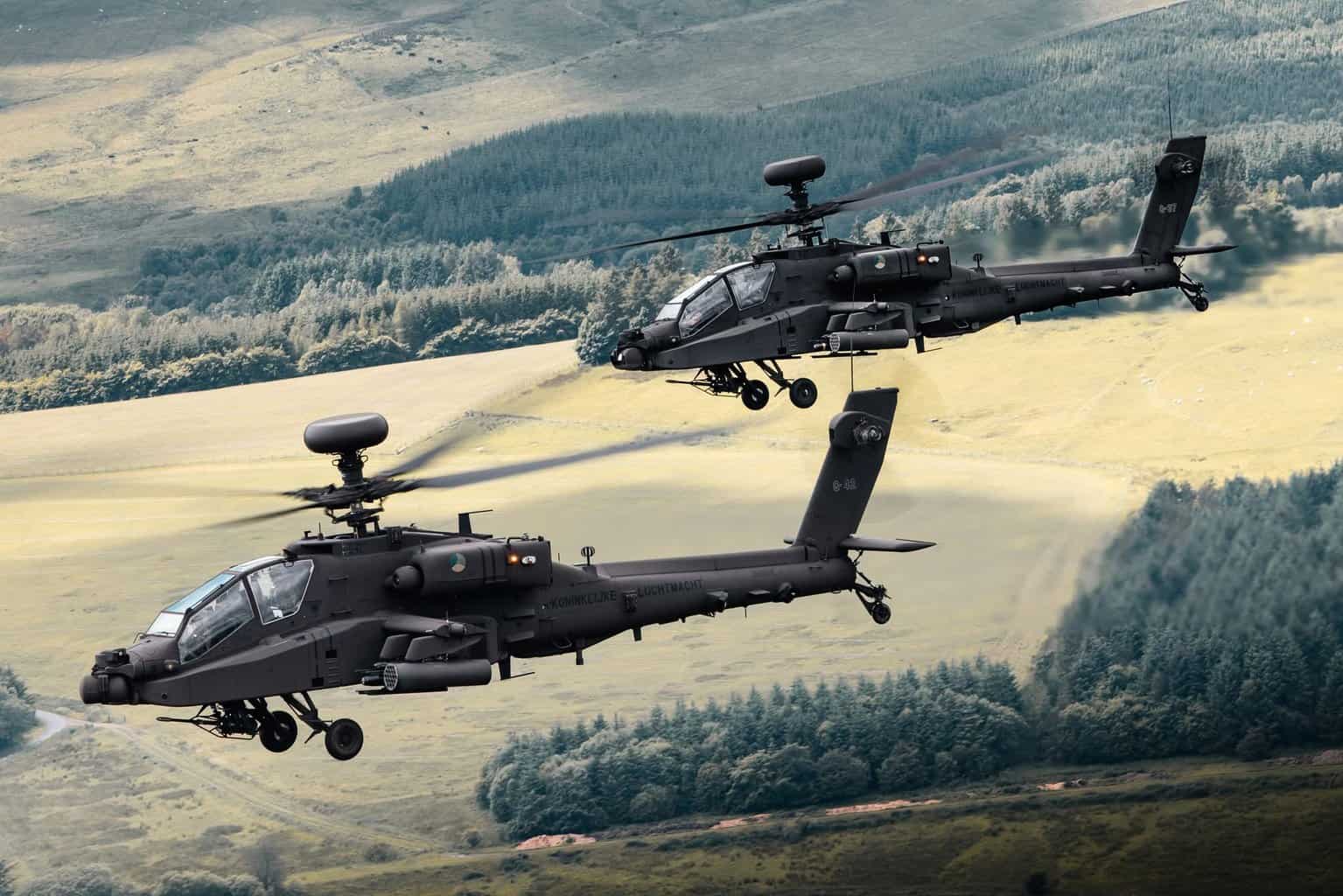 Training helikopters van het Defensie Helikopter Commando boven ...