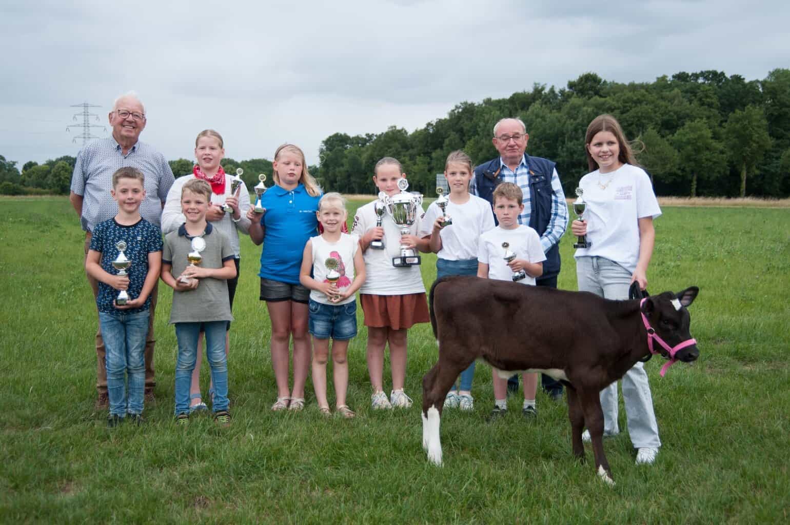 Liz Schepers uit Ruurlo viert wederom overwinning bij kalveropfokclub ...