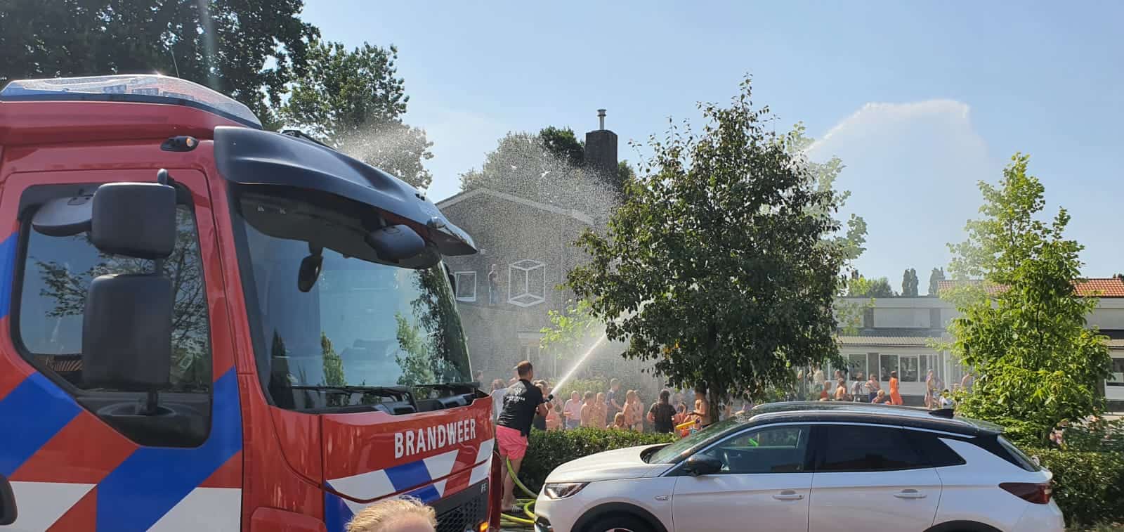 Verkoelende verrassing: Brandweer Neede spuit leerlingen Ariënsschool ...