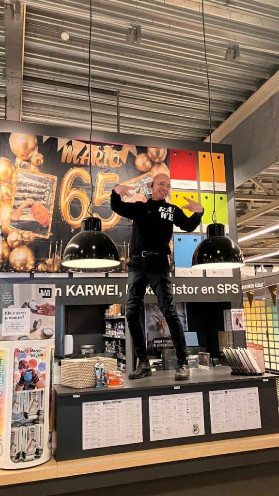 Karwei Eibergen manager Mario viert zijn 65e verjaardag