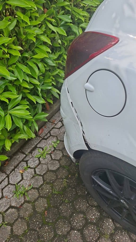 Auto beschadigd bij vermoedelijke aanrijding op Muraltplein in Borculo