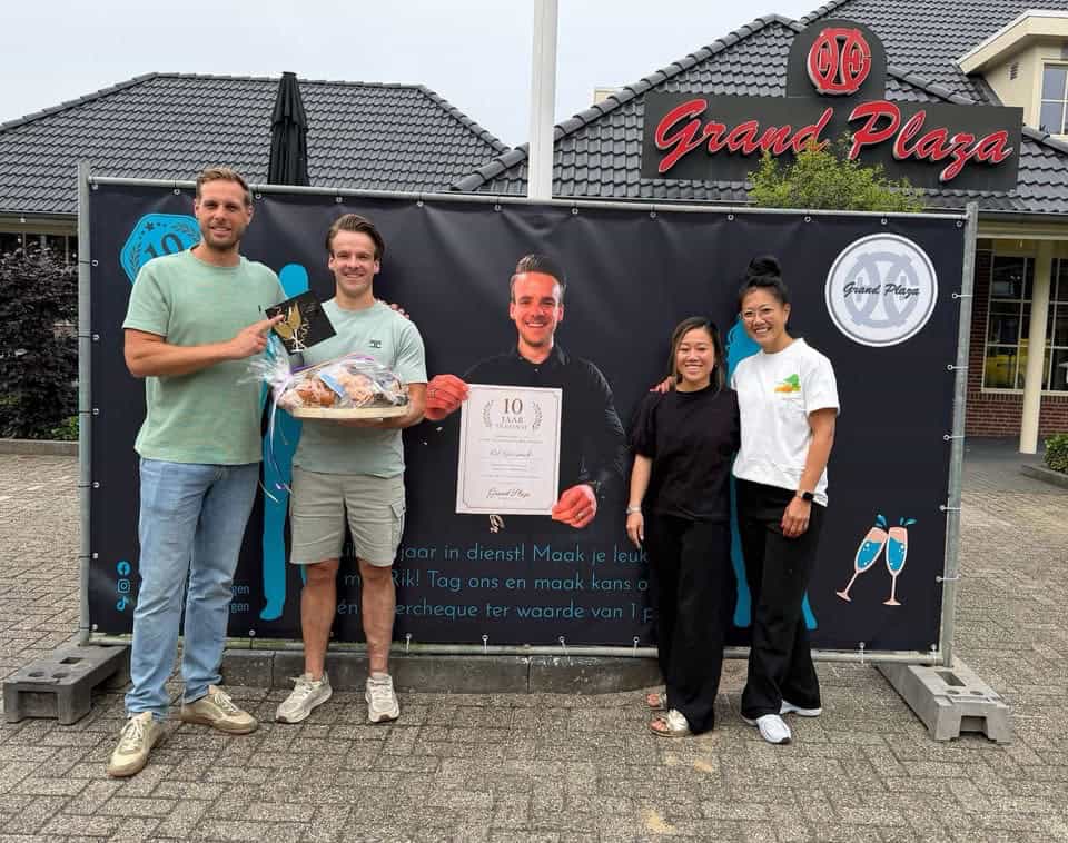 Marketingmanager Rik viert 10-jarig jubileum bij Grand Plaza met ...