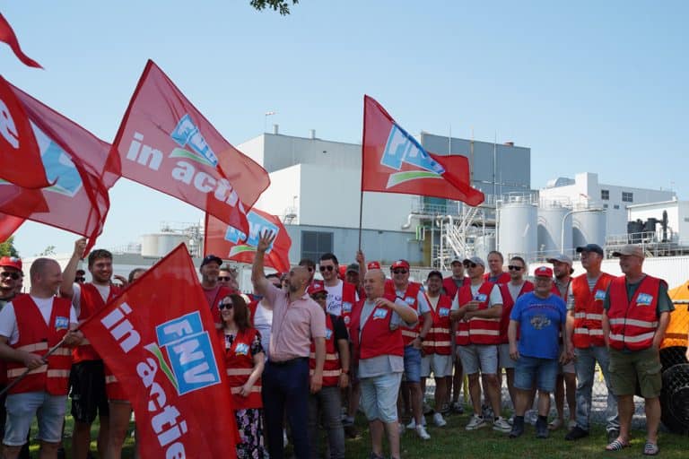 Machines stil in Borculo: Medewerkers FrieslandCampina staken voor ...